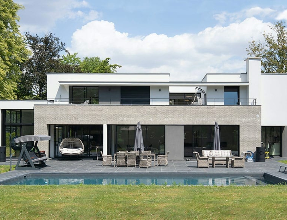 Maison cubique en enduit et pierre - POUWELS AB Architecteurs